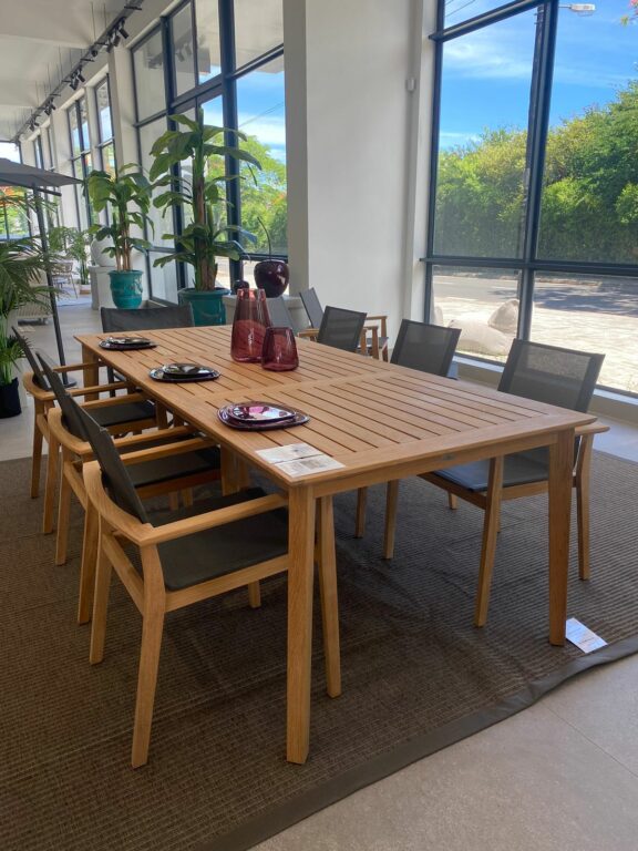 MAYA – Teak dining table